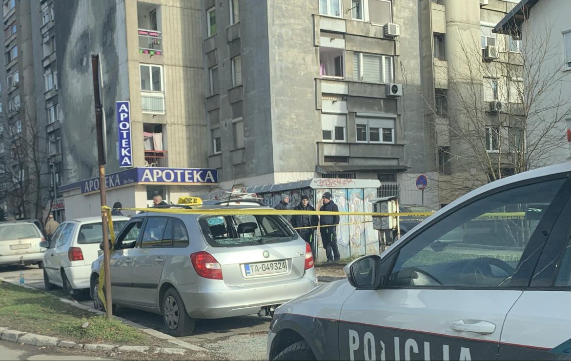 Tuzla: Žena nakon saobraćajne nesreće palicom razbila taxi vozilo